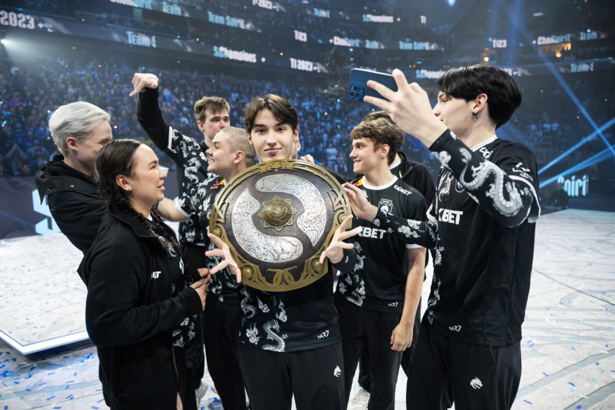 Team Spirit опубликовали фото c поднятием трофея за победу на The ...