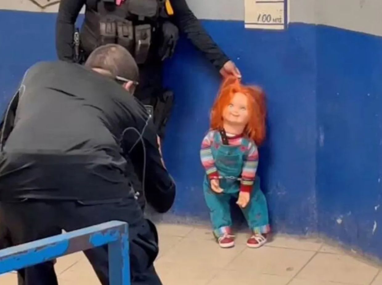 В Мексике кукла Чаки из фильмов ужасов угрожала прохожим ножом — её ...