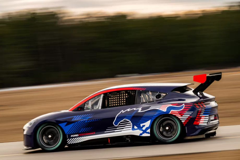 В Ford на базе Mustang Mach-E построили электрический прототип NASCAR ...