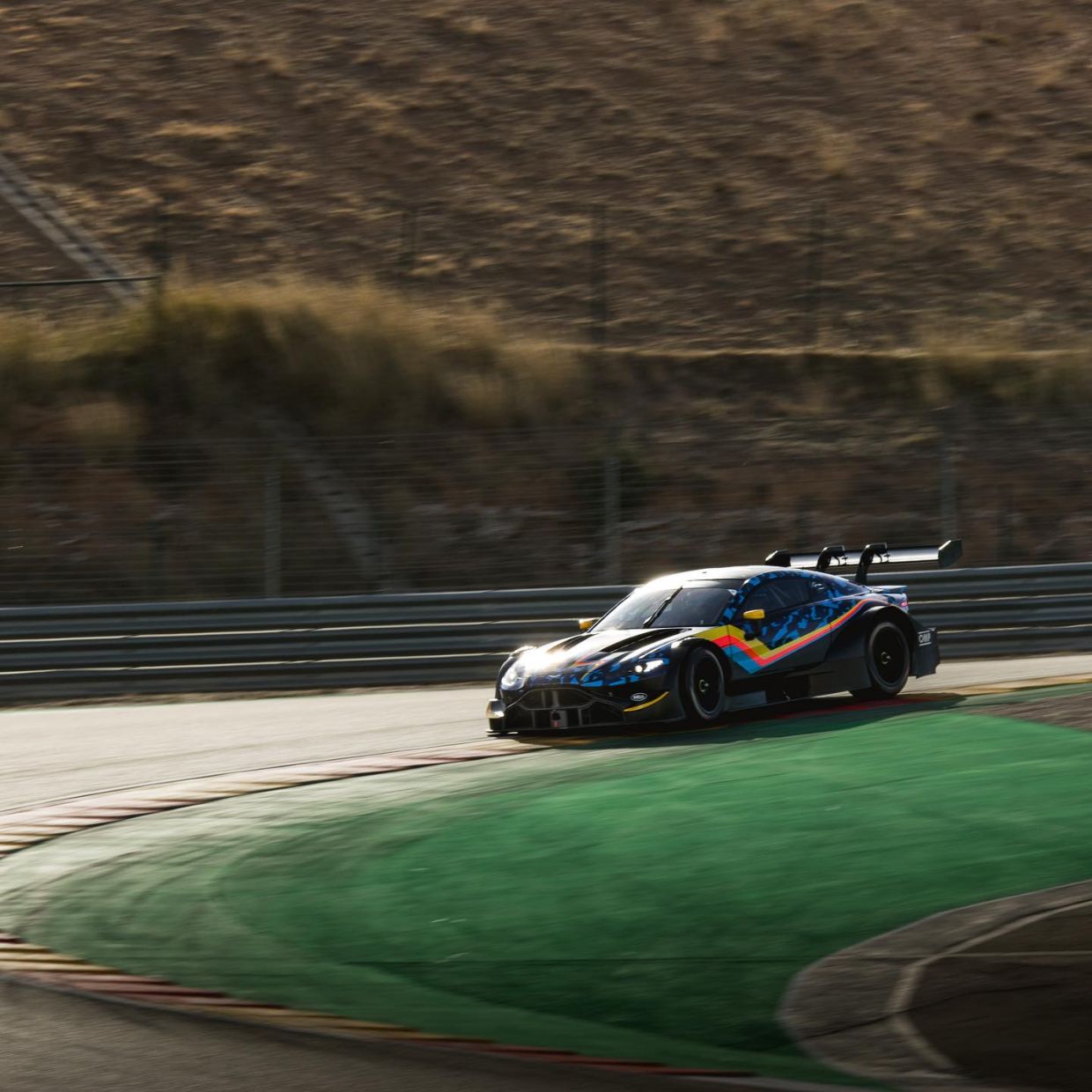 Фернандо Алонсо показал приобретённый спорткар Aston Martin Vantage DTM ...