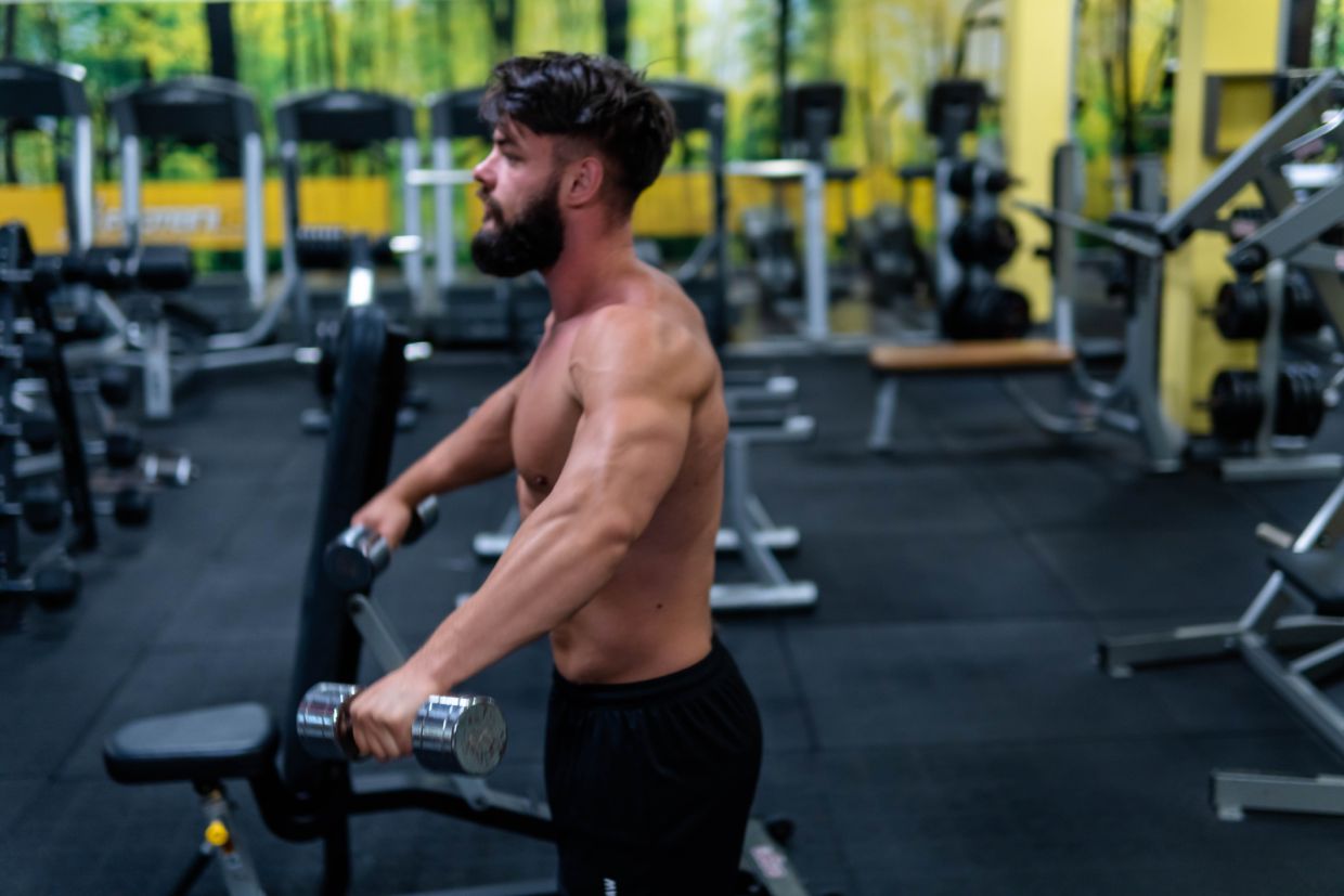 Как накачать сильные плечи гантелями топ 5 упражнений для дома и зала Чемпионат