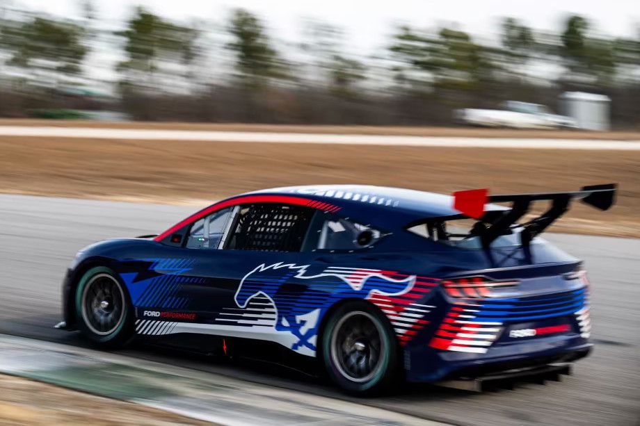 В Ford на базе Mustang Mach-E построили электрический прототип NASCAR ...
