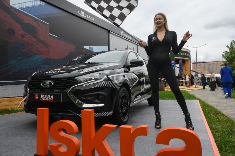 ПМЭФ 2025: АвтоВАЗ представил спортивную версию Lada Iskra - Чемпионат