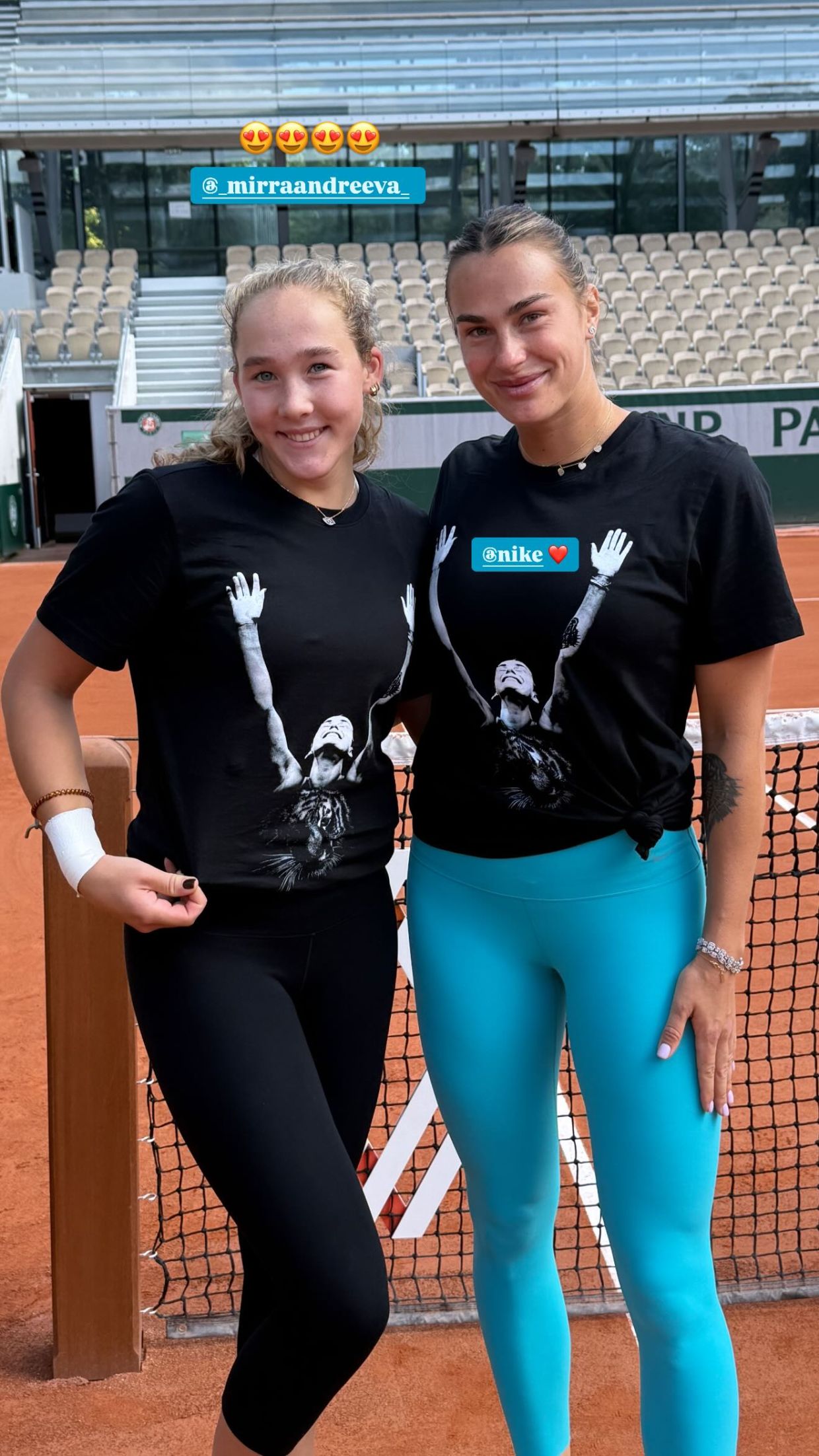 Фото: Мирра Андреева и Арина Соболенко в майках с изображением белорусской теннисистки - Чемпионат