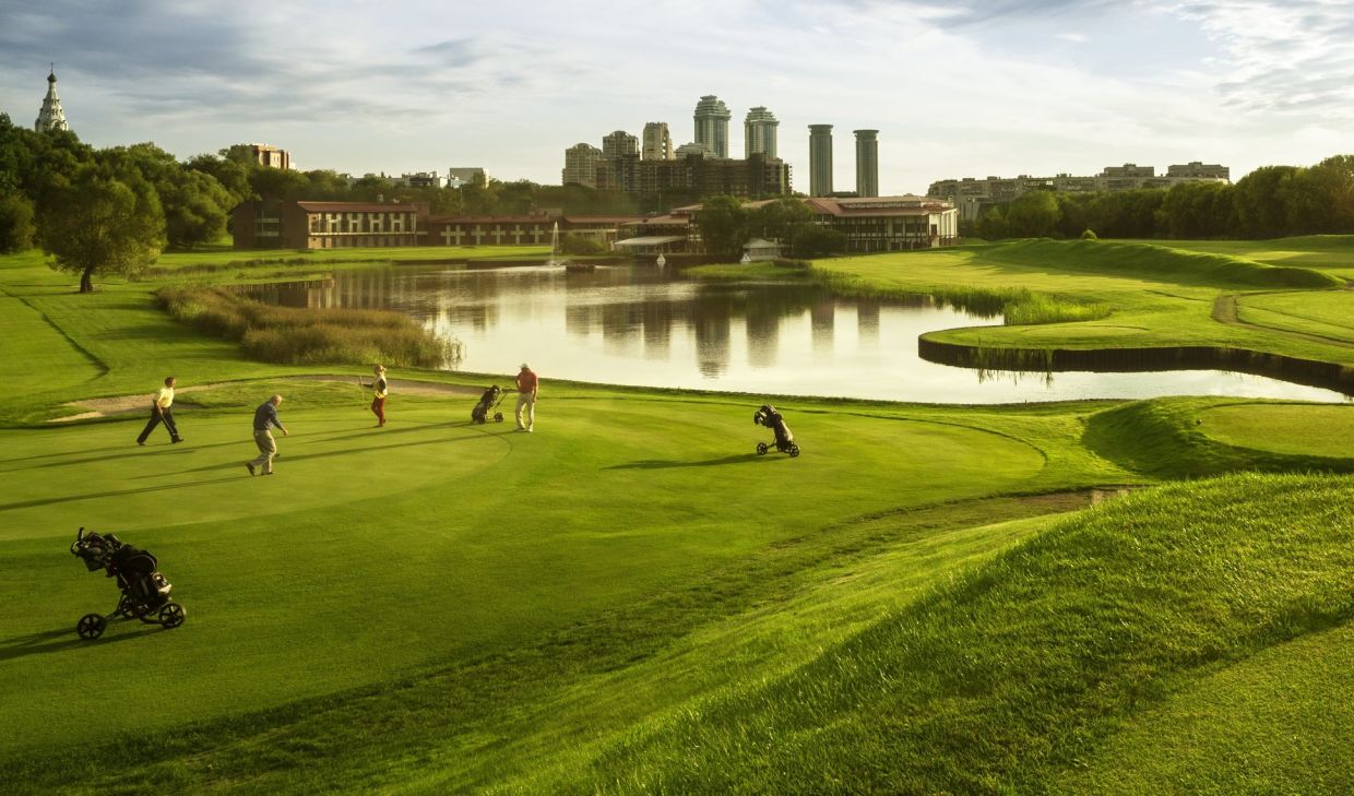 5 лучших гольф-клубов Москвы: цены, обучение, площадки, где поиграть в ...