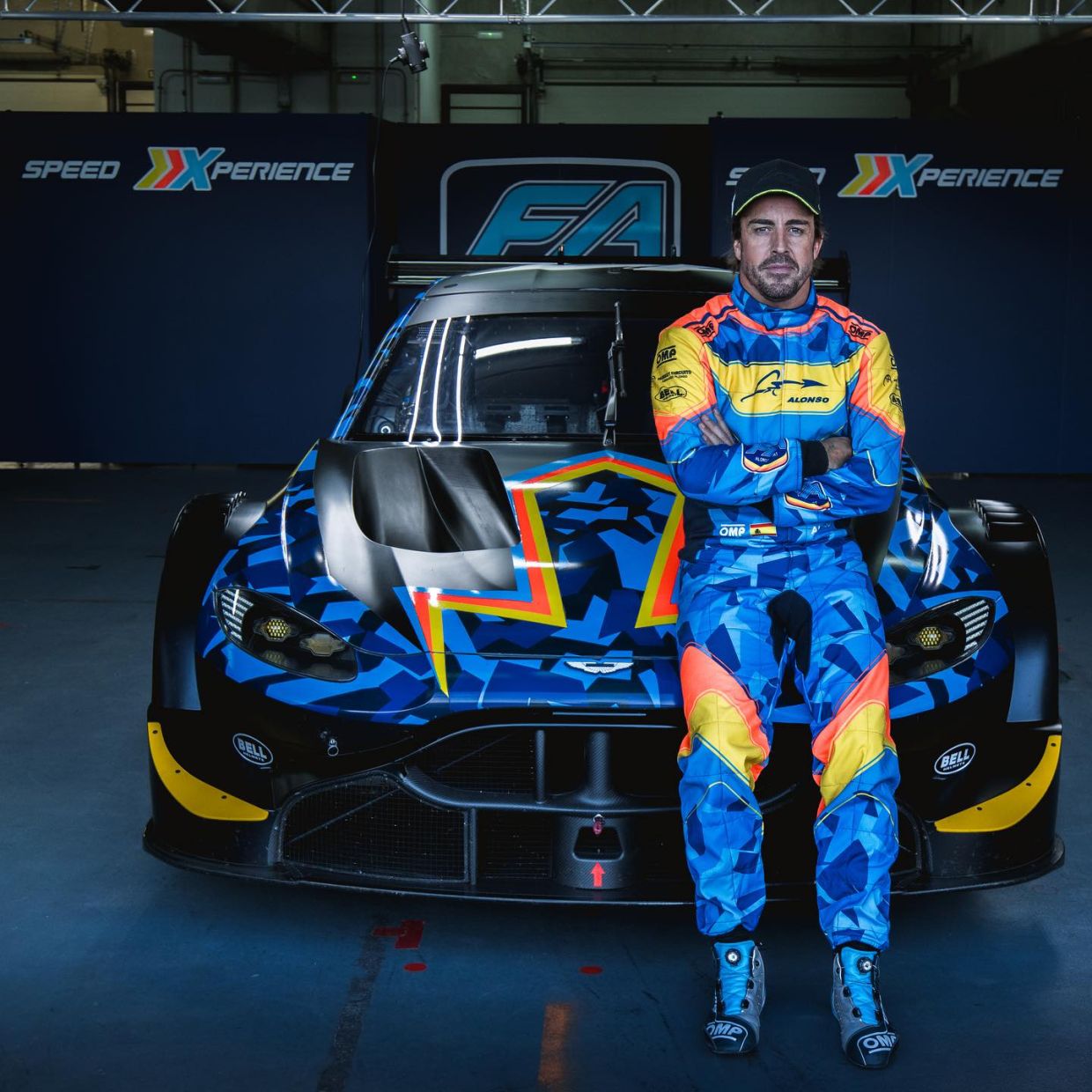 Фернандо Алонсо показал приобретённый спорткар Aston Martin Vantage DTM ...