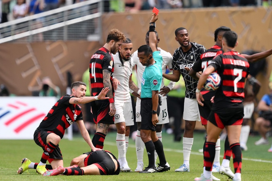 Николас Джексон был удалён спустя четыре минуты после выхода на поле в ...