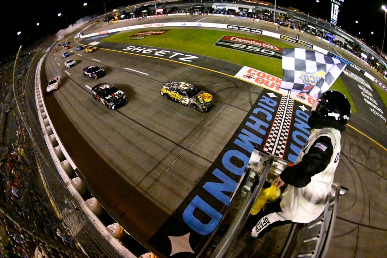 Пилоты NASCAR Cup Series Диллон, Честейн и Уоллас из команды Майкла ...