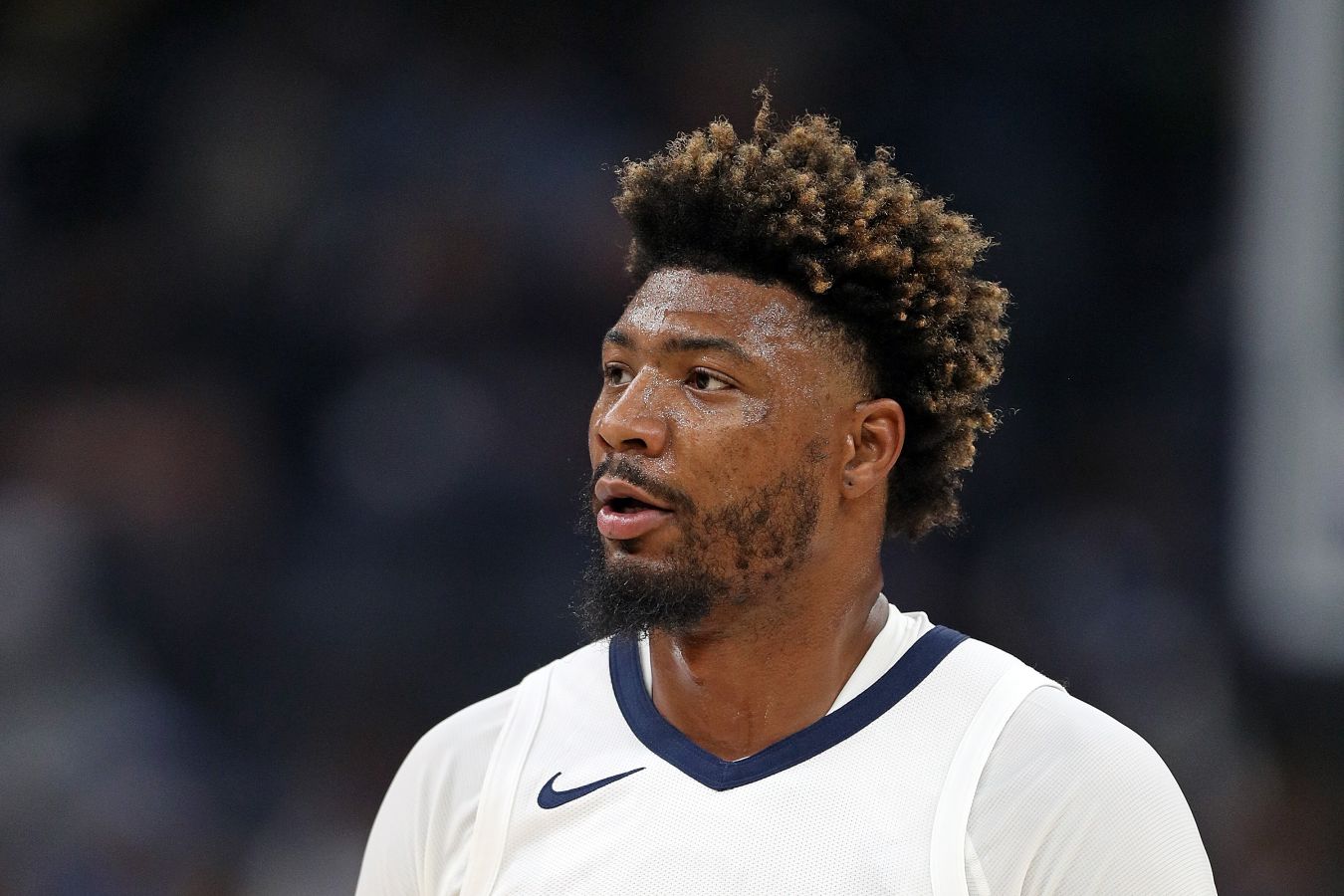 Маркус Смарт в падении отдал результативную передачу во время важного ...