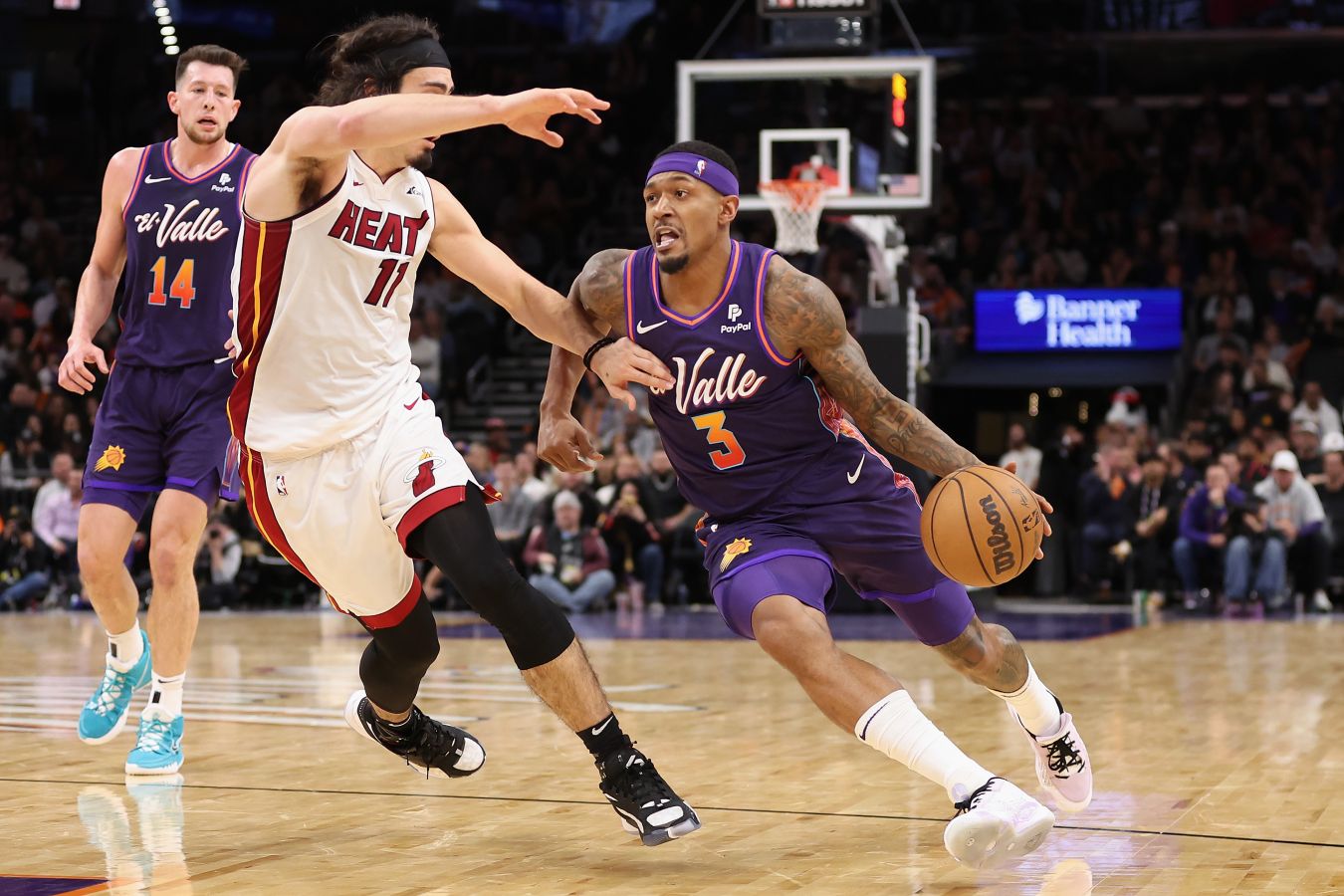 Брэдли Бил и Бэм Адебайо померялись мускулами и рассмешили судью ...