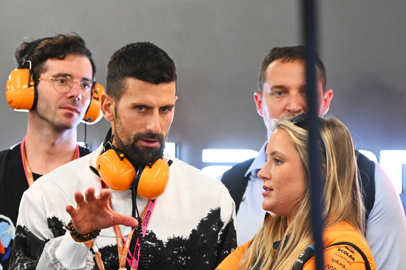 «Тренируем нашего нового члена команды». Новак Джокович посетил боксы ...