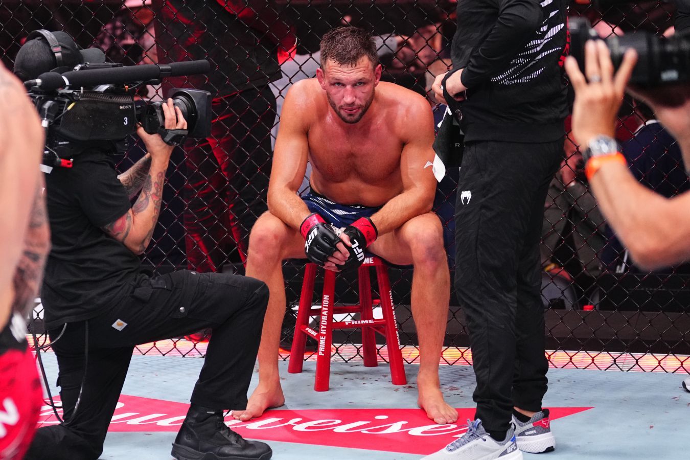 Тренер де Риддера объяснил решение остановить бой с Алленом на UFC ...