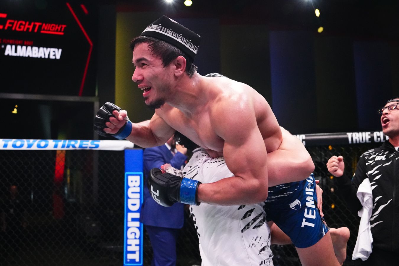 Рамазан Темиров выиграл бой у Чарльза Джонсона единогласным решением ...