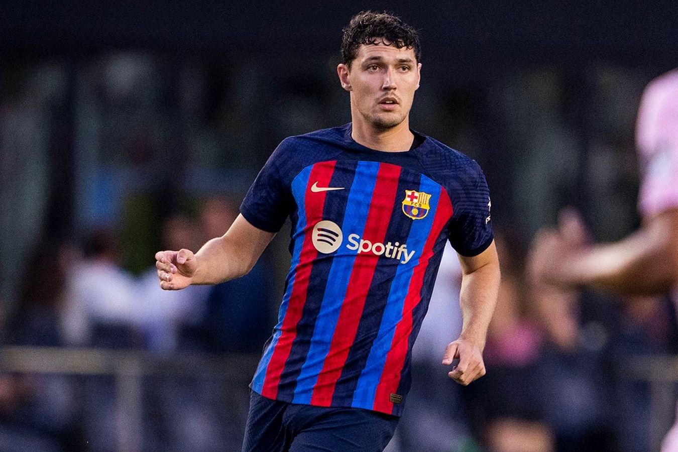 «Нужно просто улыбаться». Защитник «Барселоны» отреагировал на слухи о ...