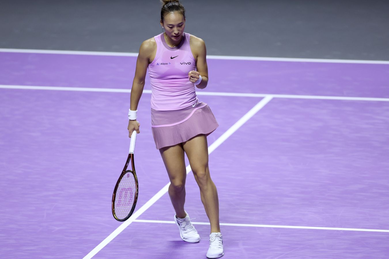 Чжэн Циньвэнь вышла в финал Итогового турнира WTA, обыграв Барбору ...