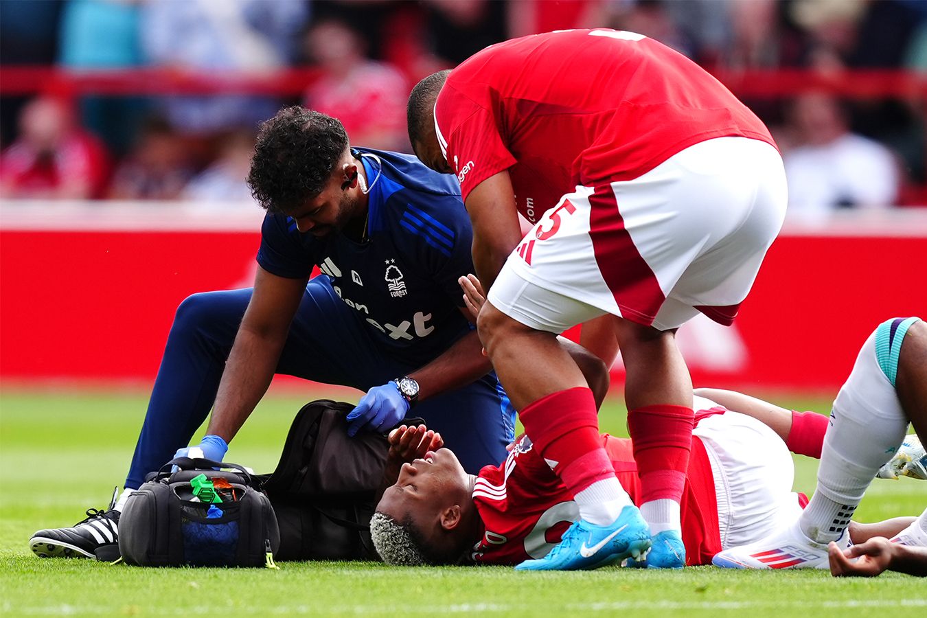 Игроку «Ноттингема» Данило оказывали помощь на поле около восьми минут ...