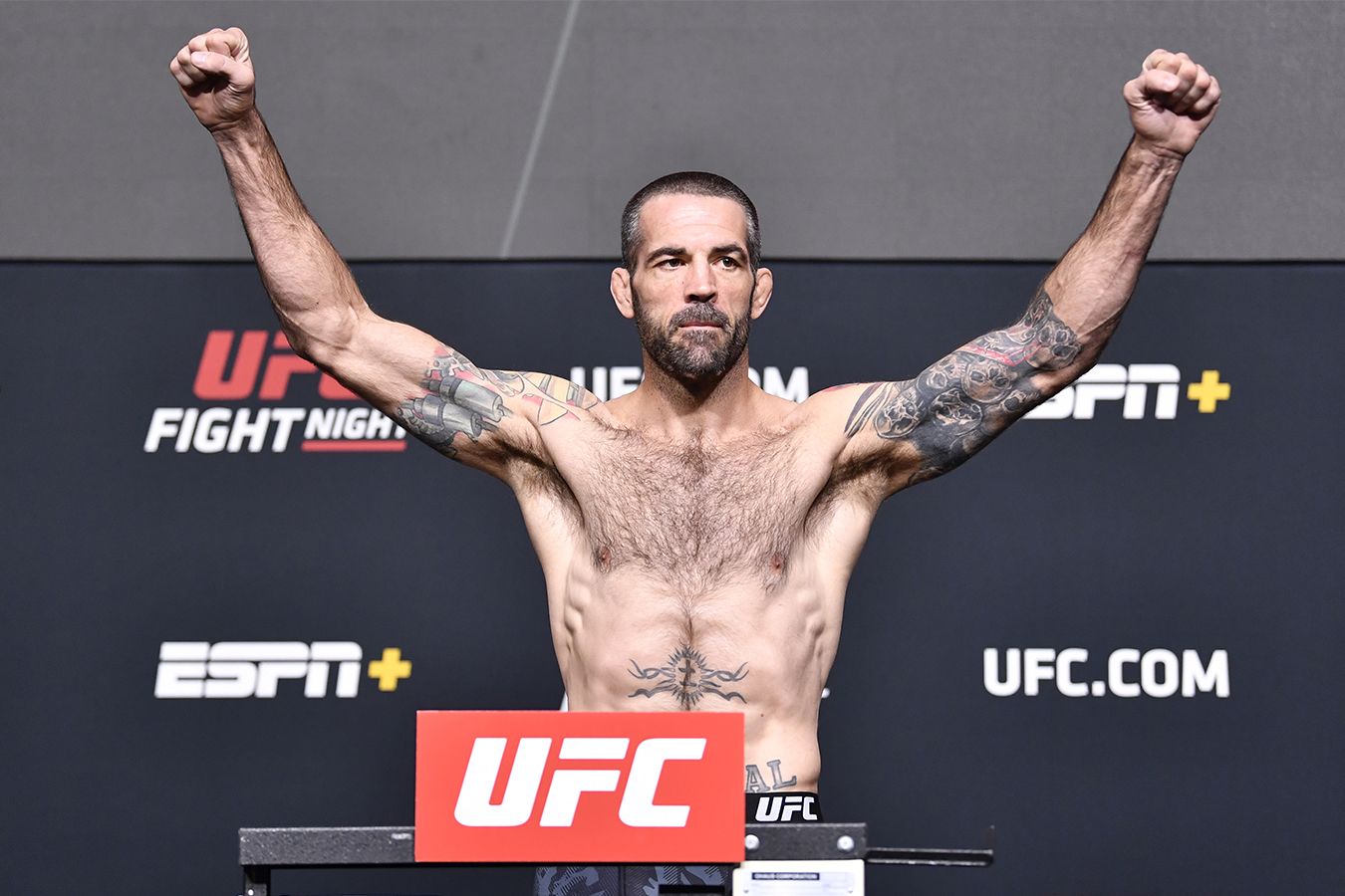 Рекордсмен UFC по количеству досрочных побед в весе до 77 кг объявил о ...