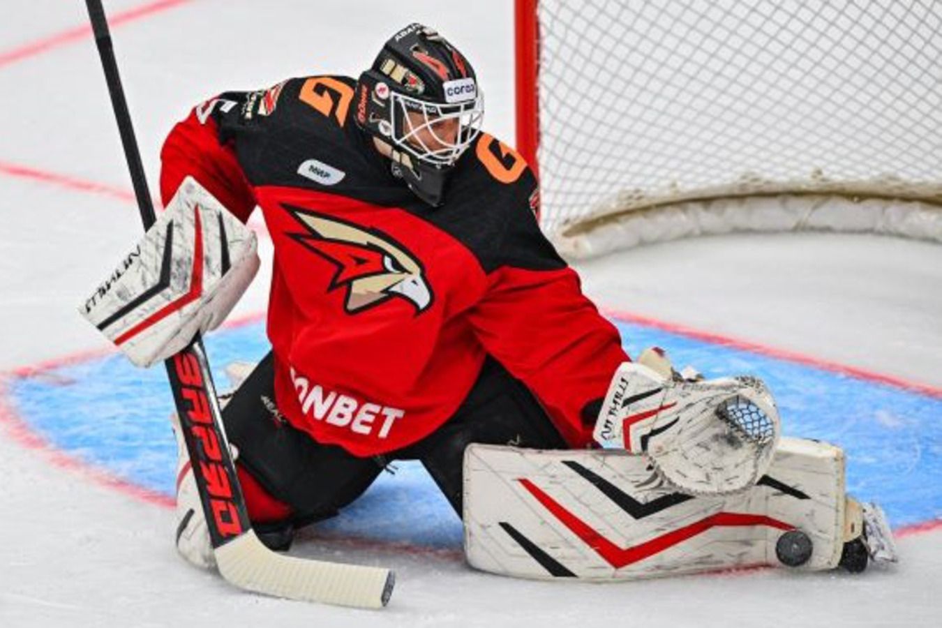 Проскуряков пропустил курьёзнейшую шайбу из чужой зоны в матче с ...