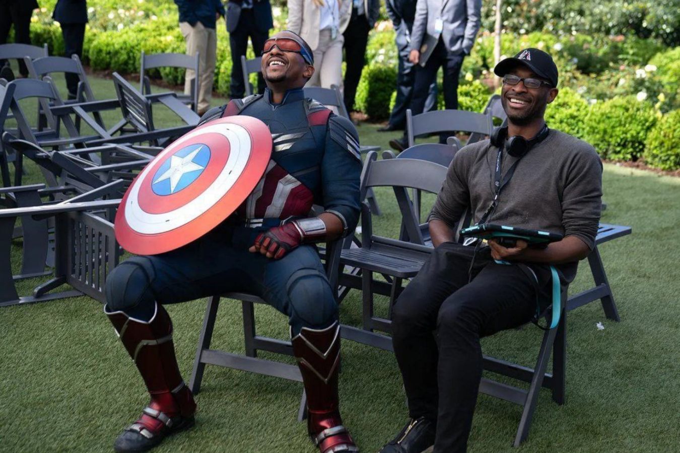 Весёлый Энтони Маки и серьёзный Харрисон Форд — на съёмках «Капитана ...