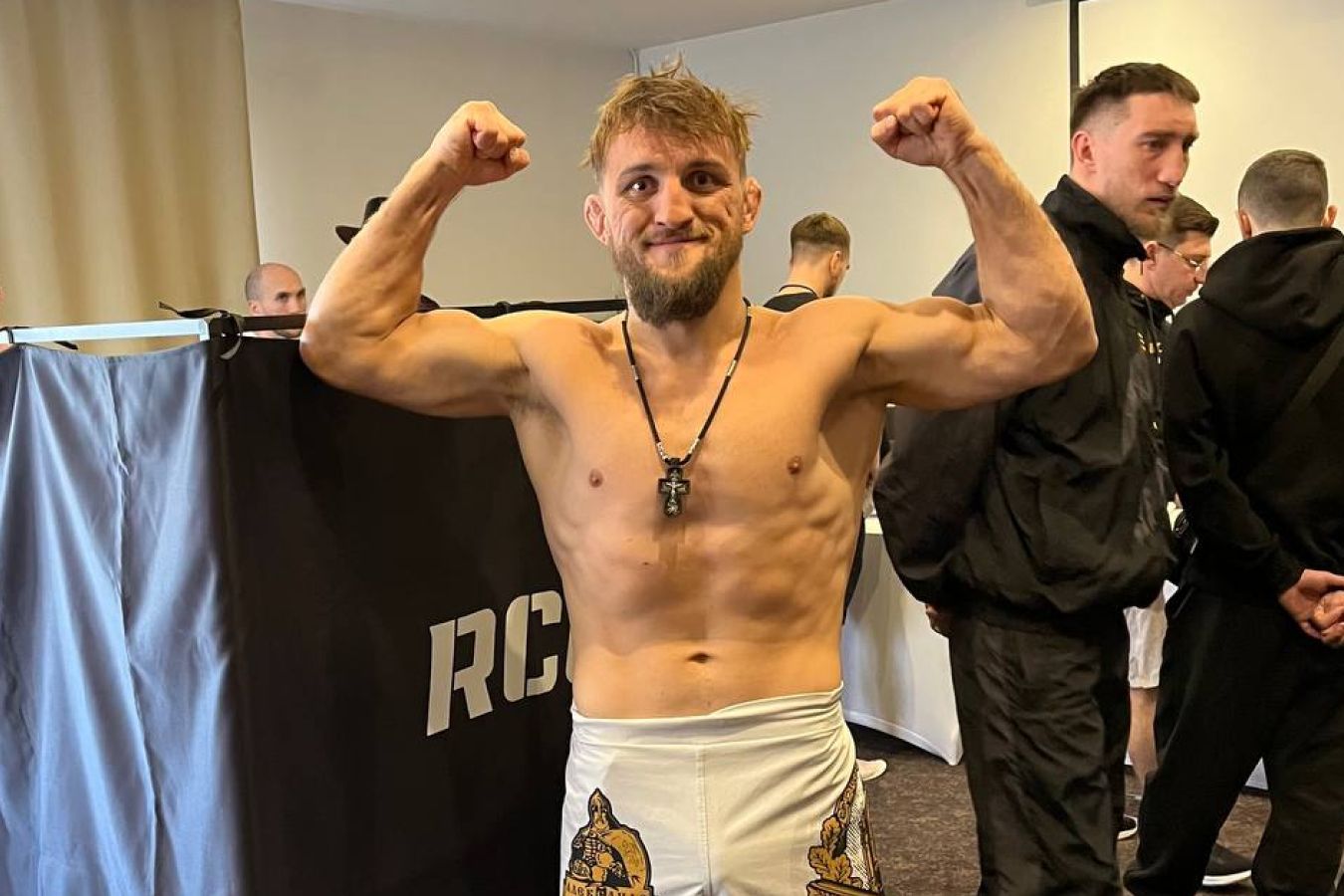 Влад Белаз задушил Александра Шлеменко в реванше и стал новым чемпионом RCC в среднем весе ...