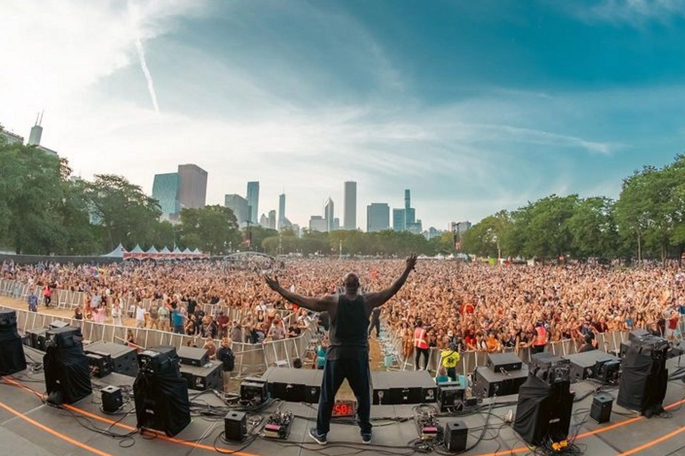 Шакил О'Нил в роли диджея выступил перед многотысячной аудиторией на ...