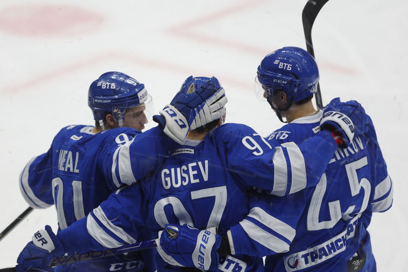 Гусев сравнялся с лидировавшим Голдобиным в списке бомбардиров КХЛ текущего сезона - Чемпионат