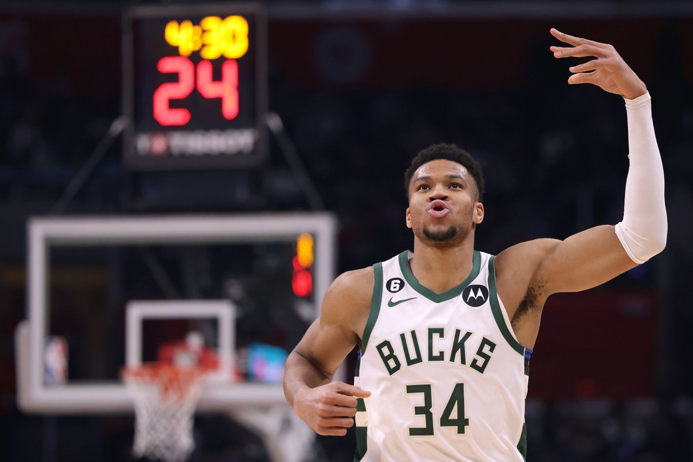 Яннис Адетокунбо повторил достижение трёх именитых игроков НБА - Чемпионат