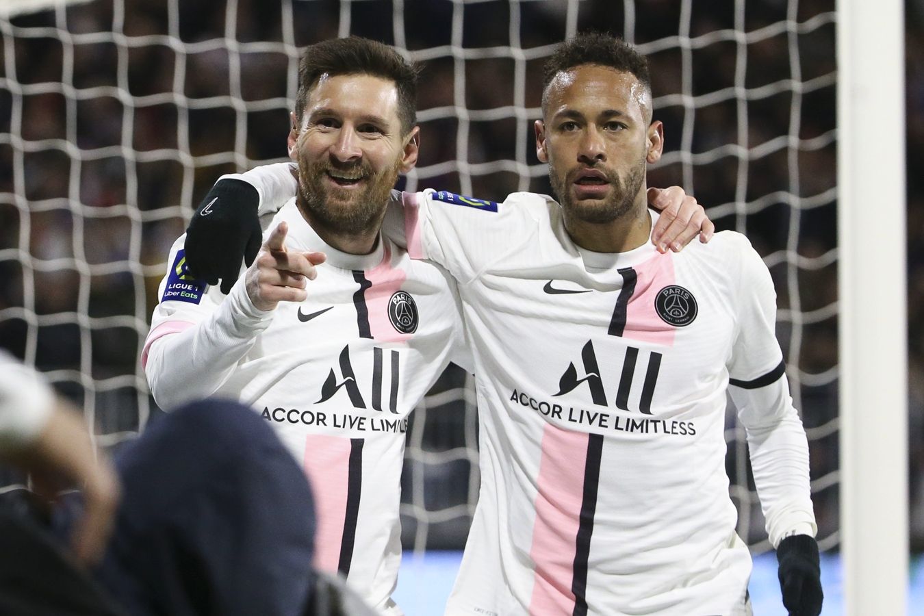 Месси и Неймар после матча с «Баварией» впервые за 10 месяцев подошли к ...