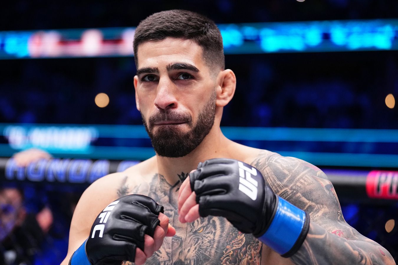 Топурия и Оливейра провели битву взглядов перед титульным боем на UFC ...