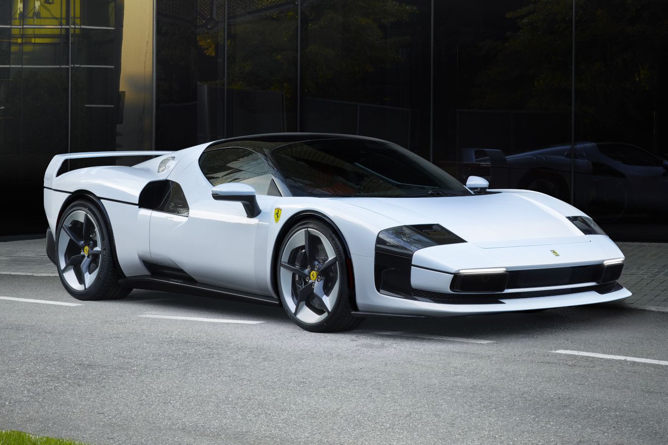 Ferrari представила уникальный спорткар на базе 296 GTB. Он вдохновлён ...