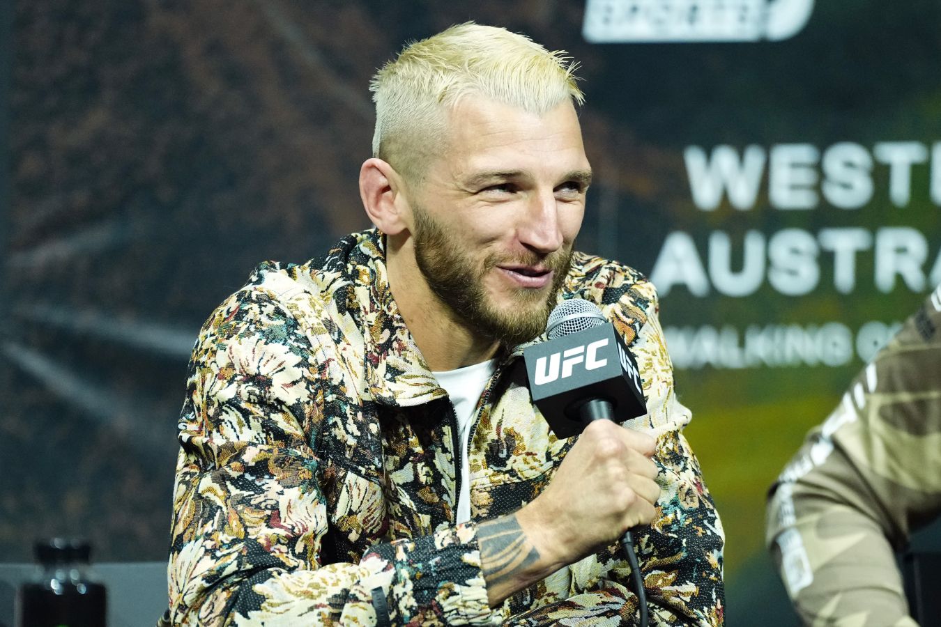 «Арман — ублюдок, и ему тоже достанется. Папочка дома». Хукер оставил ...