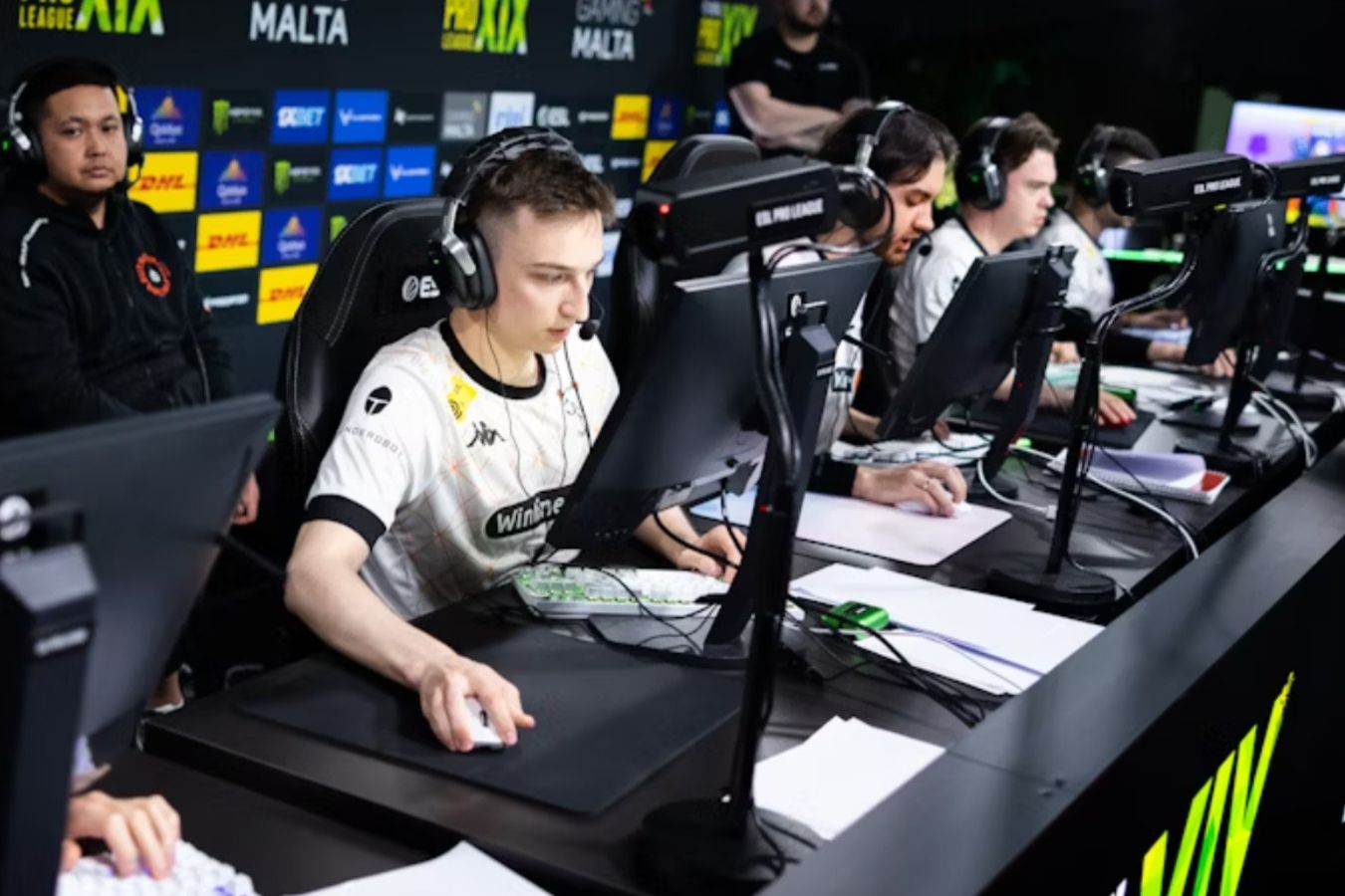«Играем на коленках»: игроки Virtus.pro по CS 2 — о вылете с ESL Pro ...