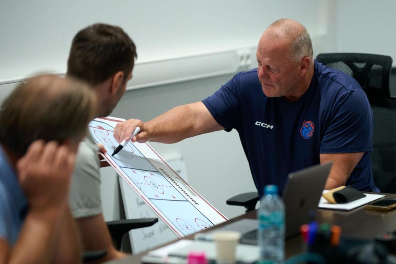 Главный тренер «Шанхая» Жерар Галлан прокатился на катере по Неве ...