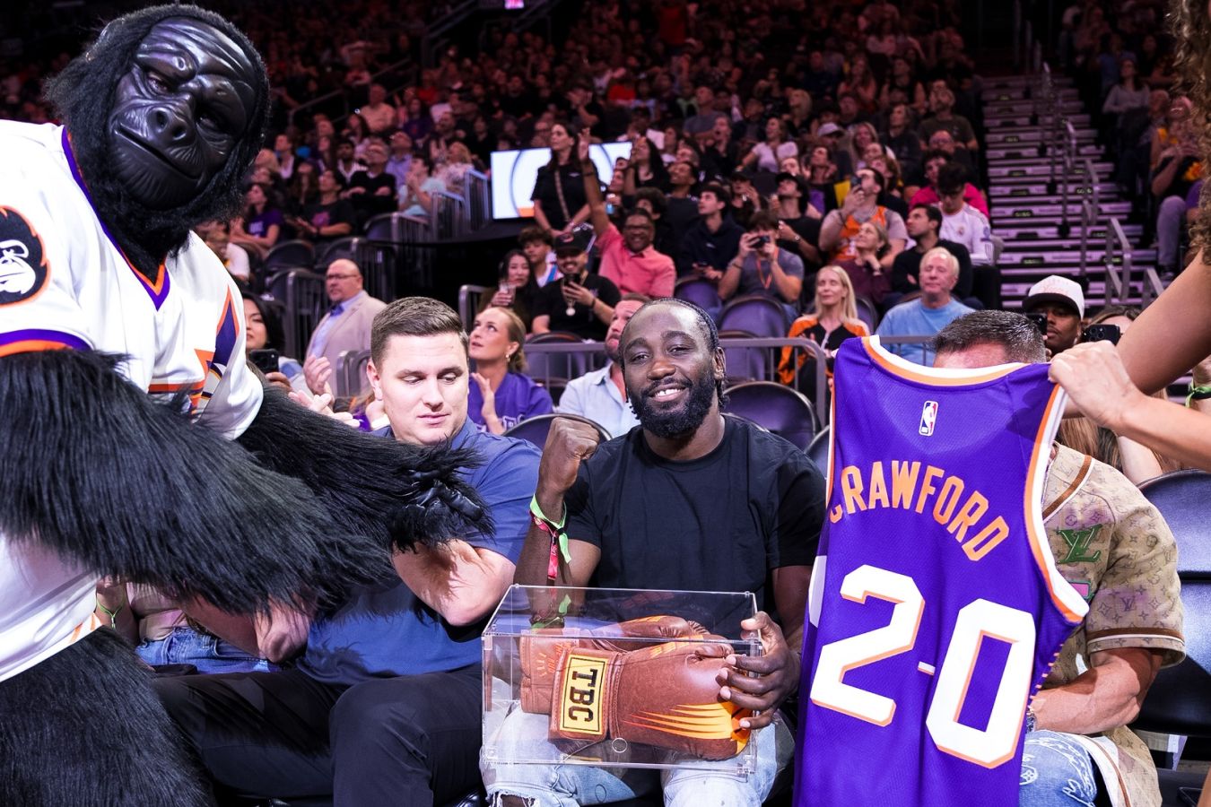 Видео: абсолютный чемпион мира по боксу Кроуфорд получил подарок от команды НБА «Финикс» - Чемпионат
