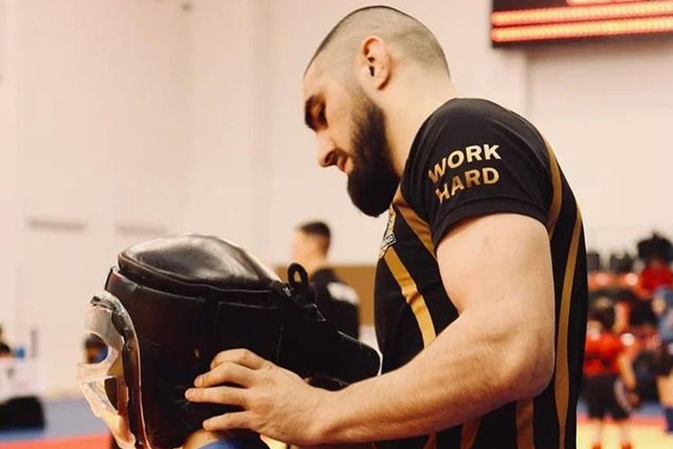 Чемпион по панкратиону и тренер ММА арестован за избиение земляка ...