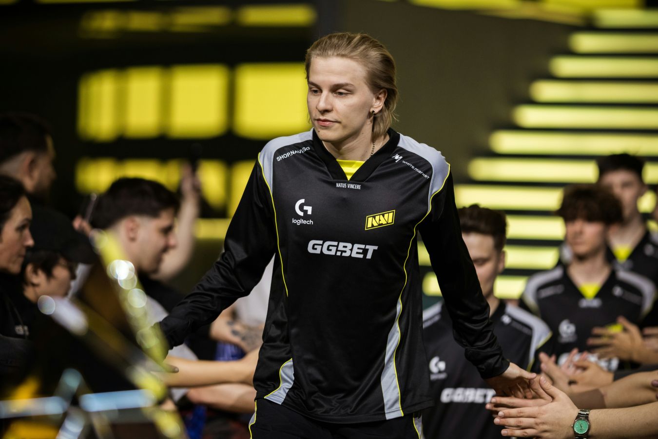 NAVI отказались пожать руки игрокам Team Spirit после вылета с BLAST по ...