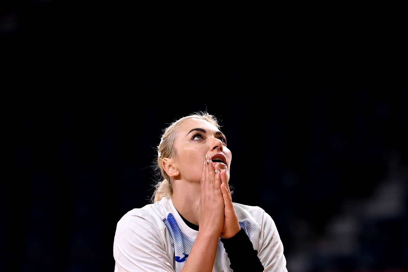 Гандболистка Анна Сень показала яркий кадр с фотосессии в чёрном ...