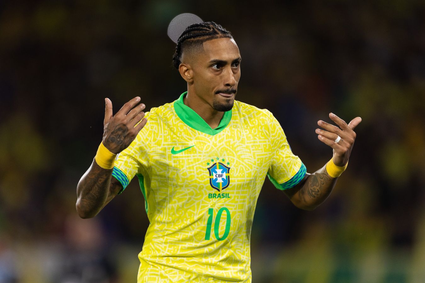 Нападающий сборной Бразилии Рафинья высказал недовольство условиями ...