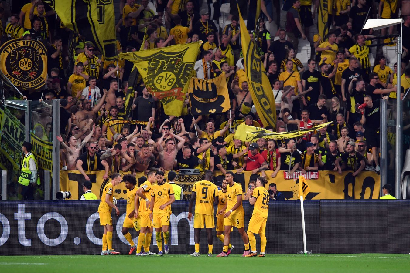 Генич: почему у Гирасси на спине вместо фамилии написано Dortmund ...