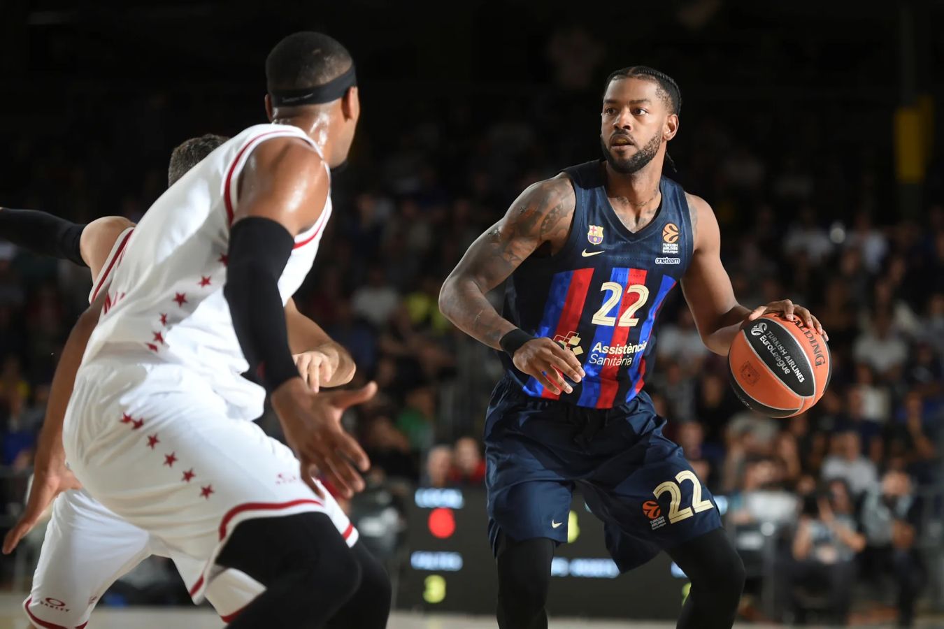 Кори Хиггинс пришёл на трибуну матча «Реал» — «Барселона» с майкой ...