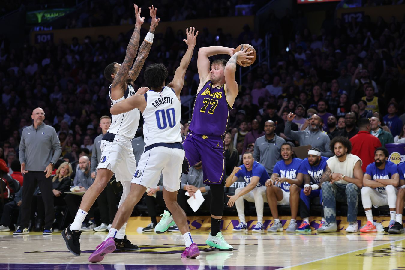 «Как он это сделал?!» В «Лейкерс» дали оценку Луке Дончичу после ...