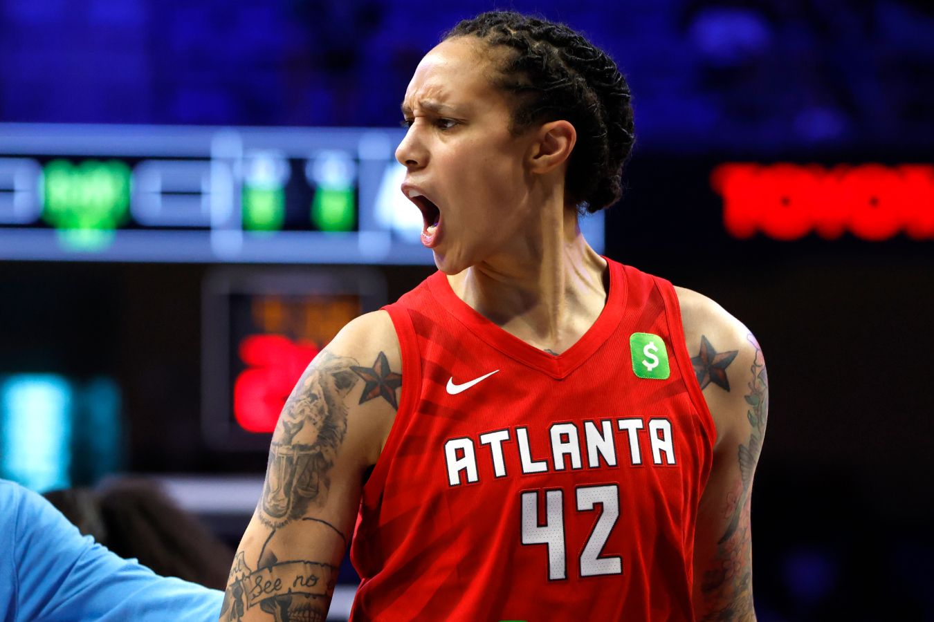 Фото: Бриттни Грайнер получила удаление в матче WNBA за споры с судьёй ...