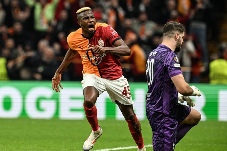 Осимхен ударил журналиста, снимавшего его на выходе из ночного клуба ...