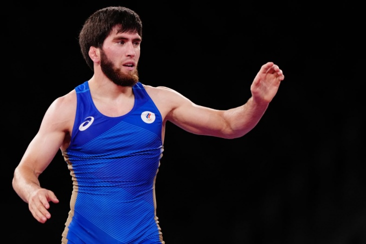 Россиянин Заур Угуев завоевал золото на ЧМ-2025 по вольной борьбе в ...