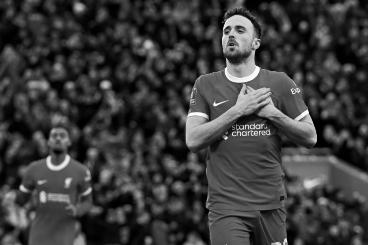 Видео: «Ливерпуль» приспустил флаг на «Энфилде» в память о Диогу Жоте ...