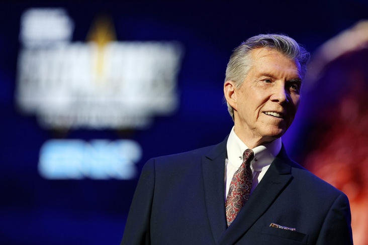 80-летний Майкл Баффер выступил анонсером матча 1/2 финала КЧМ-2025 ...